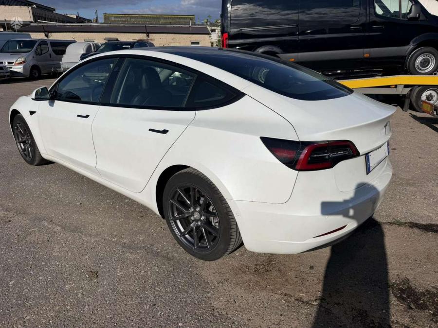 White Tesla Model 3 2021 in Kaunas, with an engine capacity of 0.00 L and mileage of 215 thousand km for 16999 €, photo 7 on AUTOMOTO.COM.LV