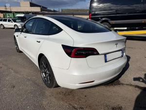 White Tesla Model 3 2021 in Kaunas, with an engine capacity of 0.00 L and mileage of 215 thousand km for 16999 €, photo 8 on AUTOMOTO.COM.LV