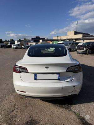 White Tesla Model 3 2021 in Kaunas, with an engine capacity of 0.00 L and mileage of 215 thousand km for 16999 €, photo 9 on AUTOMOTO.COM.LV