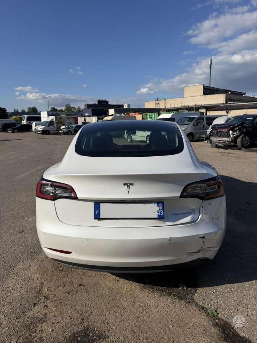 White Tesla Model 3 2021 in Kaunas, with an engine capacity of 0.00 L and mileage of 215 thousand km for 16999 €, photo 9 on AUTOMOTO.COM.LV