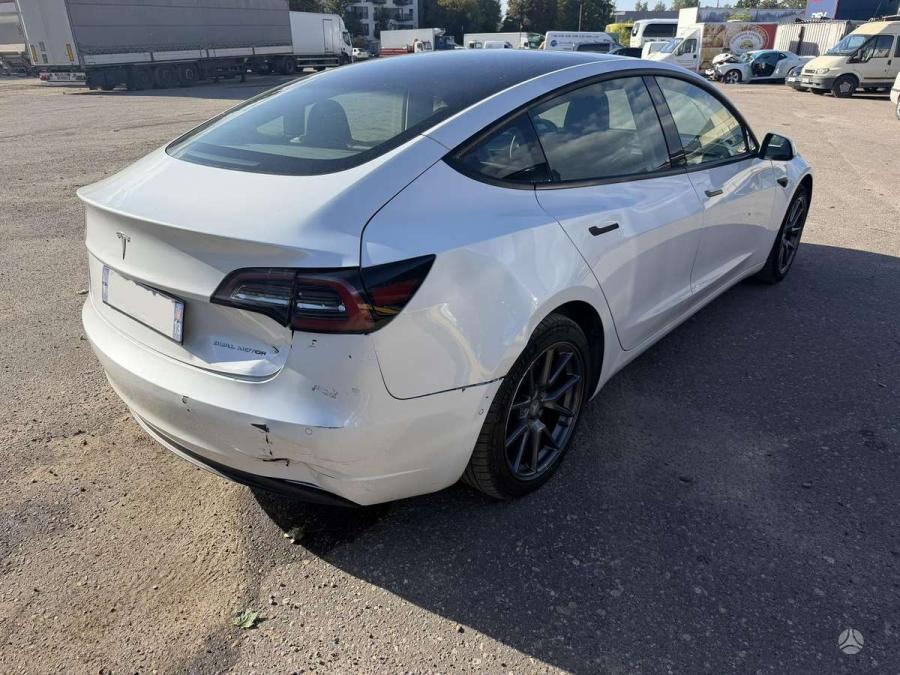 White Tesla Model 3 2021 in Kaunas, with an engine capacity of 0.00 L and mileage of 215 thousand km for 16999 €, photo 10 on AUTOMOTO.COM.LV