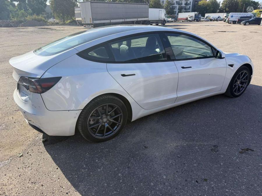White Tesla Model 3 2021 in Kaunas, with an engine capacity of 0.00 L and mileage of 215 thousand km for 16999 €, photo 11 on AUTOMOTO.COM.LV