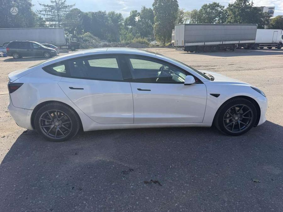White Tesla Model 3 2021 in Kaunas, with an engine capacity of 0.00 L and mileage of 215 thousand km for 16999 €, photo 12 on AUTOMOTO.COM.LV