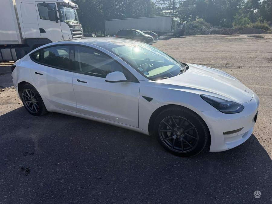 White Tesla Model 3 2021 in Kaunas, with an engine capacity of 0.00 L and mileage of 215 thousand km for 16999 €, photo 13 on AUTOMOTO.COM.LV