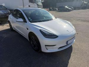 White Tesla Model 3 2021 in Kaunas, with an engine capacity of 0.00 L and mileage of 215 thousand km for 16999 €, photo 14 on AUTOMOTO.COM.LV