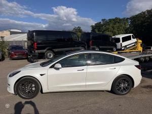 White Tesla Model 3 2021 in Kaunas, with an engine capacity of 0.00 L and mileage of 215 thousand km for 16999 €, photo 15 on AUTOMOTO.COM.LV