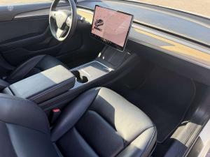 White Tesla Model 3 2021 in Kaunas, with an engine capacity of 0.00 L and mileage of 215 thousand km for 16999 €, photo 16 on AUTOMOTO.COM.LV