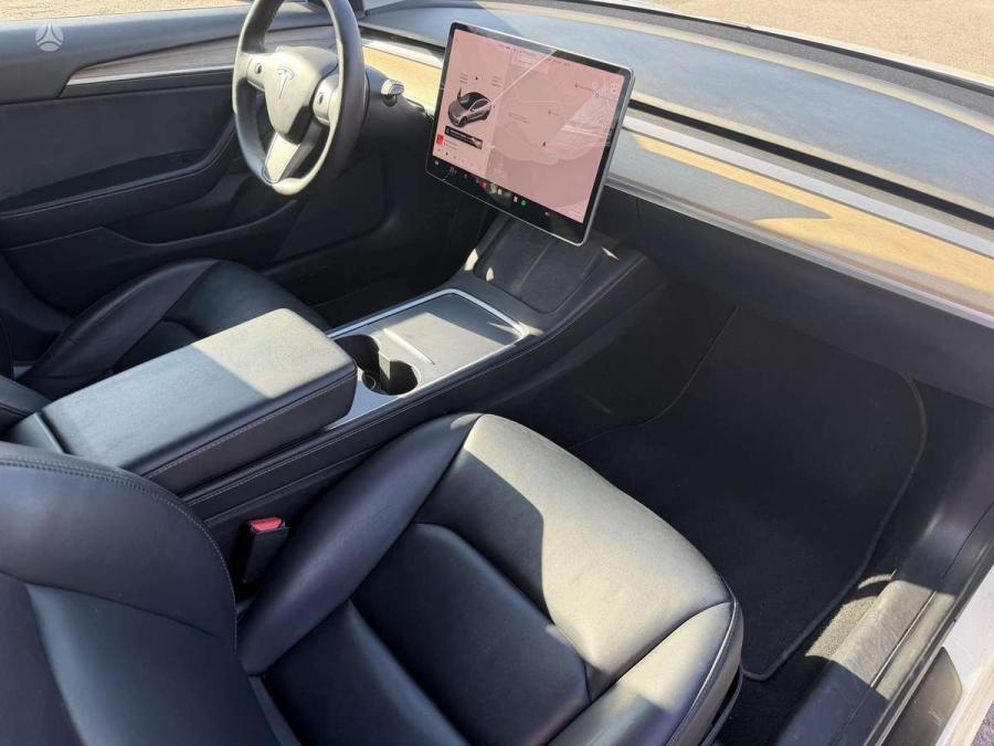 White Tesla Model 3 2021 in Kaunas, with an engine capacity of 0.00 L and mileage of 215 thousand km for 16999 €, photo 16 on AUTOMOTO.COM.LV