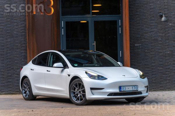 Balts Tesla Model 3 2021 Rīga, ar dzinēja tilpumu 0.00 L un nobraukumu 83 tūkst. km par 25990 €, foto 1 vietnē AUTOMOTO.COM.LV