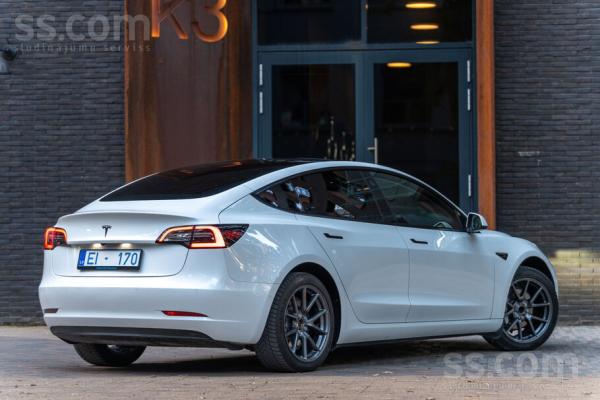 Balts Tesla Model 3 2021 Rīga, ar dzinēja tilpumu 0.00 L un nobraukumu 83 tūkst. km par 25990 €, foto 4 vietnē AUTOMOTO.COM.LV