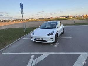 Белый Тесла Модель 3 2021 в Вильнюс, объемом двигателя 0.00 л и пробегом 155 тыс. км за 22789 €, фото  на AUTOMOTO.COM.LV