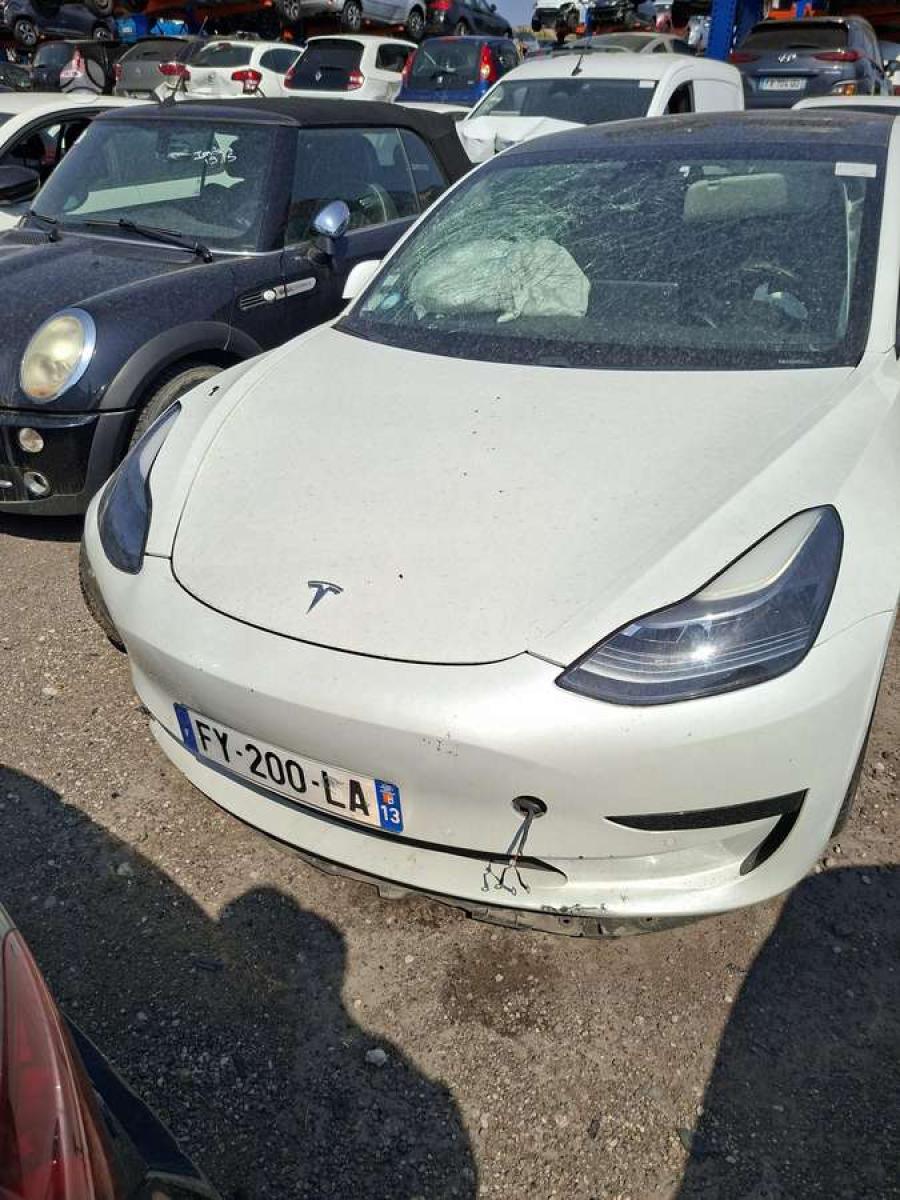 White Tesla Model 3 2021 in Panevezys, with an engine capacity of 0.00 L and mileage of 89 thousand km for 9000 €, photo 1 on AUTOMOTO.COM.LV