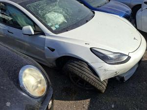 White Tesla Model 3 2021 in Panevezys, with an engine capacity of 0.00 L and mileage of 89 thousand km for 9000 €, photo 3 on AUTOMOTO.COM.LV