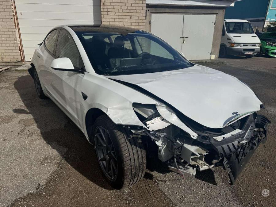 Balts Tesla Model 3 2021 Gargždai, ar dzinēja tilpumu 0.00 L un nobraukumu 184 tūkst. km par 10500 €, foto 3 vietnē AUTOMOTO.COM.LV