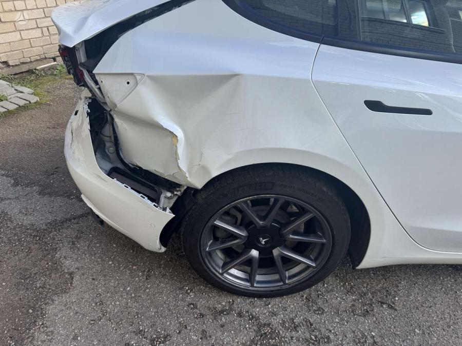 Balts Tesla Model 3 2021 Gargždai, ar dzinēja tilpumu 0.00 L un nobraukumu 184 tūkst. km par 10500 €, foto 11 vietnē AUTOMOTO.COM.LV