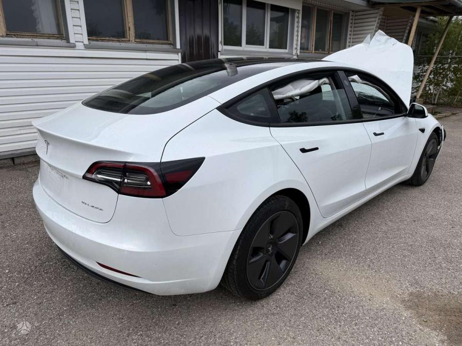 Balts Tesla Model 3 2021 Kauņa, ar dzinēja tilpumu 0.00 L un nobraukumu 82 tūkst. km par 16490 €, foto 1 vietnē AUTOMOTO.COM.LV