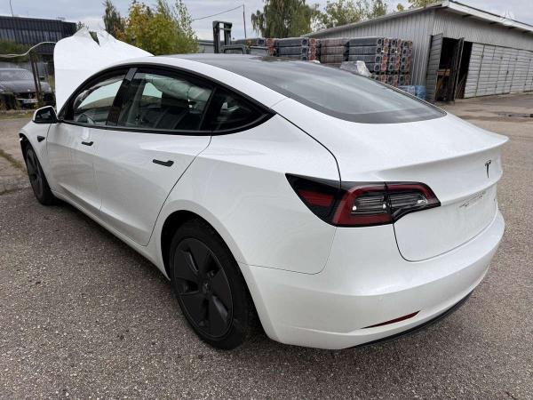 White Tesla Model 3 2021 in Kaunas, with an engine capacity of 0.00 L and mileage of 82 thousand km for 16490 €, photo 3 on AUTOMOTO.COM.LV