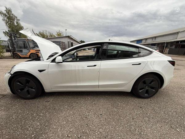 White Tesla Model 3 2021 in Kaunas, with an engine capacity of 0.00 L and mileage of 82 thousand km for 16490 €, photo 4 on AUTOMOTO.COM.LV