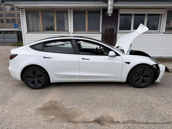 White Tesla Model 3 2021 in Kaunas, with an engine capacity of 0.00 L and mileage of 82 thousand km for 16490 €, photo 6 on AUTOMOTO.COM.LV