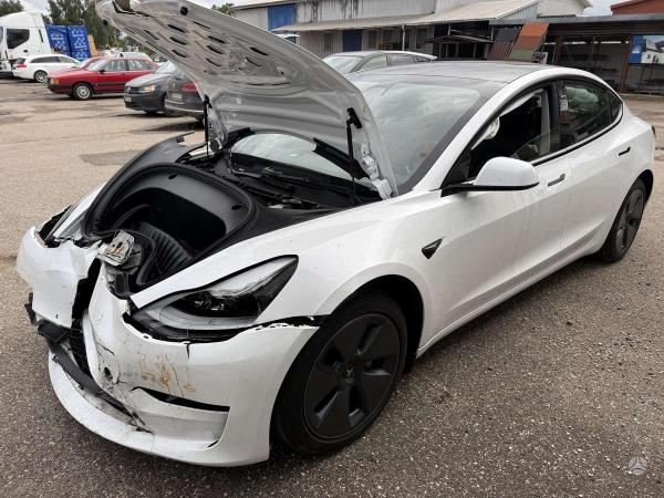 White Tesla Model 3 2021 in Kaunas, with an engine capacity of 0.00 L and mileage of 82 thousand km for 16490 €, photo 9 on AUTOMOTO.COM.LV