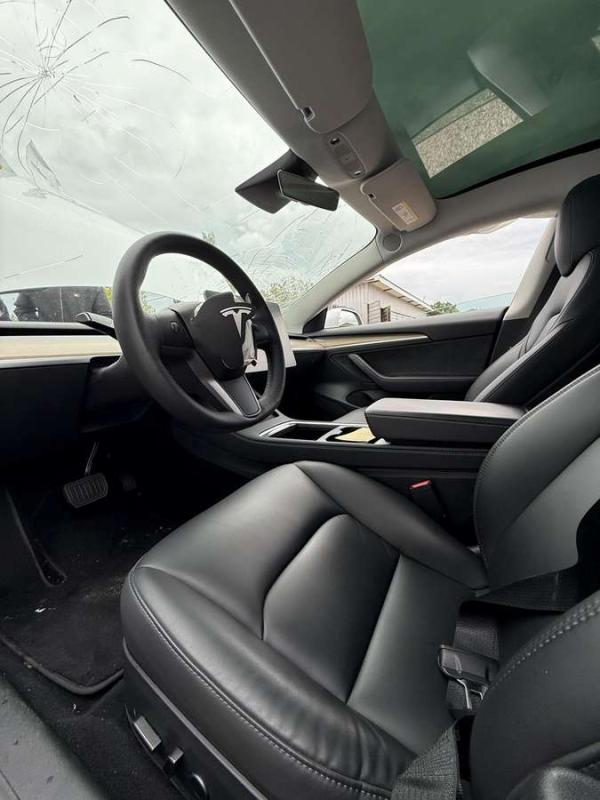 White Tesla Model 3 2021 in Kaunas, with an engine capacity of 0.00 L and mileage of 82 thousand km for 16490 €, photo 10 on AUTOMOTO.COM.LV