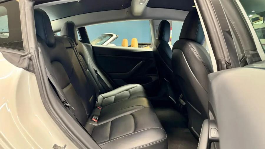 White Tesla Model 3 2021 in Marupe, with an engine capacity of 0.00 L and mileage of 134 thousand km for 27990 €, photo 7 on AUTOMOTO.COM.LV