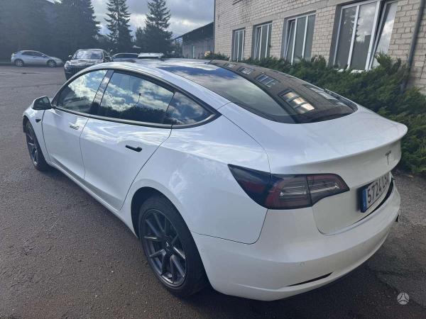 Balts Tesla Model 3 2021 Gargždai, ar dzinēja tilpumu 0.00 L un nobraukumu 184 tūkst. km par 9900 €, foto 1 vietnē AUTOMOTO.COM.LV