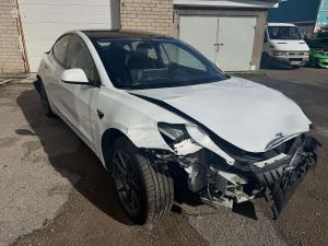 White Tesla Model 3 2021 in Gargzdai, with an engine capacity of 0.00 L and mileage of 184 thousand km for 9900 €, photo 4 on AUTOMOTO.COM.LV