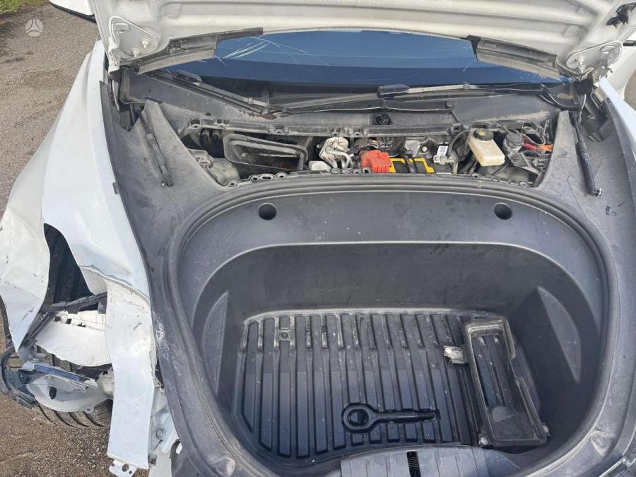 White Tesla Model 3 2021 in Gargzdai, with an engine capacity of 0.00 L and mileage of 184 thousand km for 9900 €, photo 12 on AUTOMOTO.COM.LV