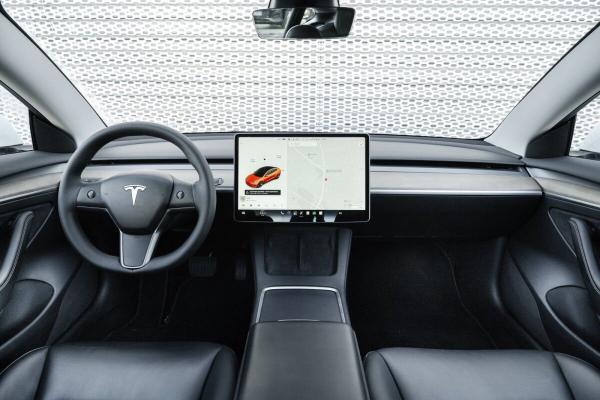 White Tesla Model 3 2021 in Marupe, with an engine capacity of 0.00 L and mileage of 114 thousand km for 33750 €, photo 7 on AUTOMOTO.COM.LV
