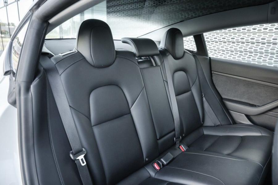 Balts Tesla Model 3 2021 Mārupe, ar dzinēja tilpumu 0.00 L un nobraukumu 114 tūkst. km par 33750 €, foto 18 vietnē AUTOMOTO.COM.LV