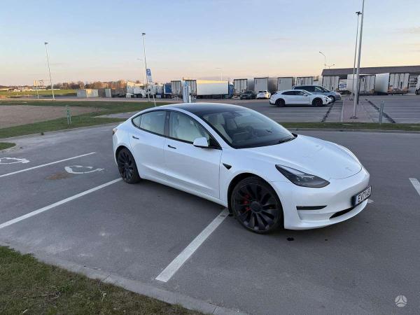 Balts Tesla Model 3 2021 Viļņa, ar dzinēja tilpumu 0.00 L un nobraukumu 159 tūkst. km par 22413 €, foto 4 vietnē AUTOMOTO.COM.LV