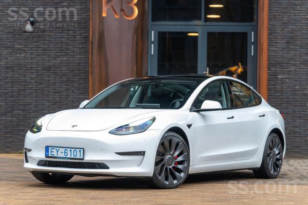 White Tesla Model 3 2022 in Riga, with an engine capacity of 0.00 L and mileage of 63 thousand km for 32900 €, photo 1 on AUTOMOTO.COM.LV