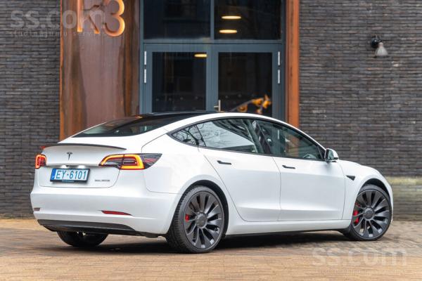 White Tesla Model 3 2022 in Riga, with an engine capacity of 0.00 L and mileage of 63 thousand km for 32900 €, photo 4 on AUTOMOTO.COM.LV