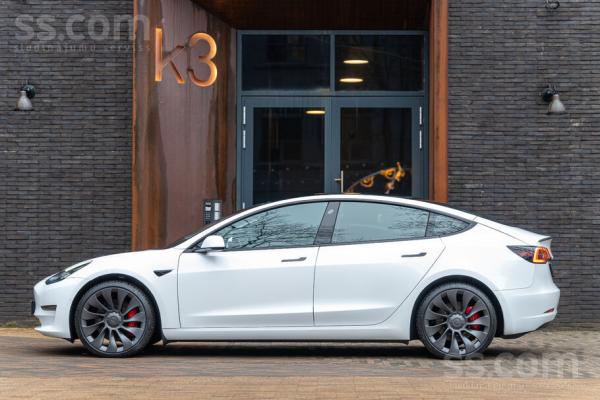 White Tesla Model 3 2022 in Riga, with an engine capacity of 0.00 L and mileage of 63 thousand km for 32900 €, photo 5 on AUTOMOTO.COM.LV