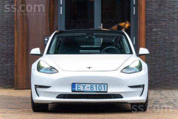 White Tesla Model 3 2022 in Riga, with an engine capacity of 0.00 L and mileage of 63 thousand km for 32900 €, photo 7 on AUTOMOTO.COM.LV