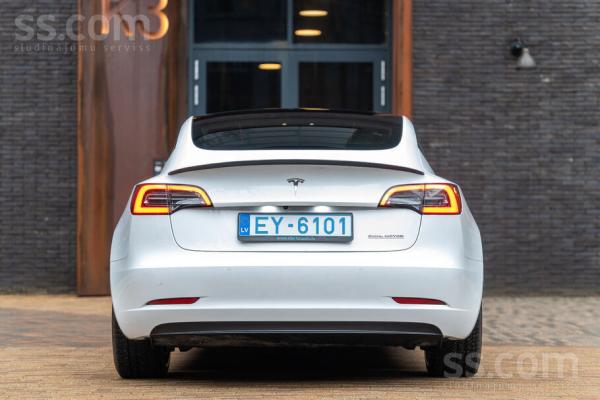 White Tesla Model 3 2022 in Riga, with an engine capacity of 0.00 L and mileage of 63 thousand km for 32900 €, photo 8 on AUTOMOTO.COM.LV