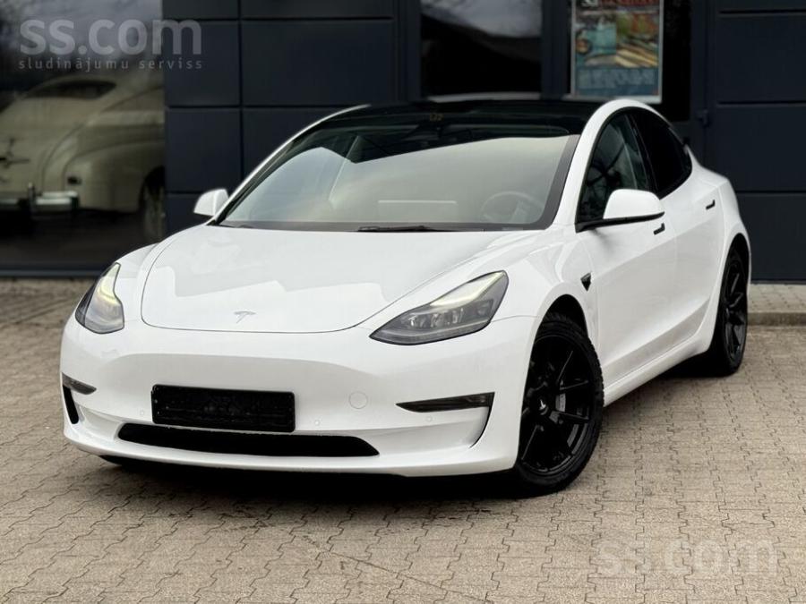 White Tesla Model 3 2022 in Jelgava, with an engine capacity of 0.00 L and mileage of 105 thousand km for 25800 €, photo 1 on AUTOMOTO.COM.LV