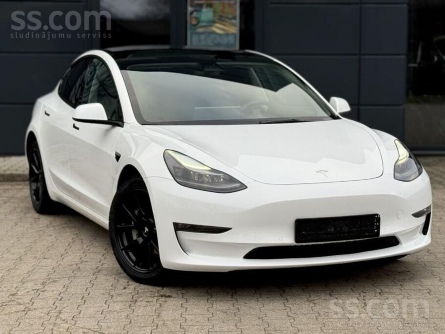 White Tesla Model 3 2022 in Jelgava, with an engine capacity of 0.00 L and mileage of 105 thousand km for 25800 €, photo 2 on AUTOMOTO.COM.LV