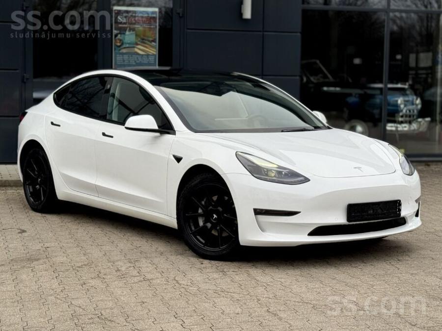 White Tesla Model 3 2022 in Jelgava, with an engine capacity of 0.00 L and mileage of 105 thousand km for 25800 €, photo 6 on AUTOMOTO.COM.LV