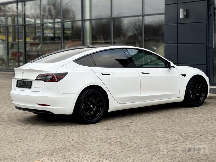 White Tesla Model 3 2022 in Jelgava, with an engine capacity of 0.00 L and mileage of 105 thousand km for 25800 €, photo 11 on AUTOMOTO.COM.LV
