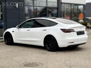 White Tesla Model 3 2022 in Jelgava, with an engine capacity of 0.00 L and mileage of 105 thousand km for 25800 €, photo 12 on AUTOMOTO.COM.LV