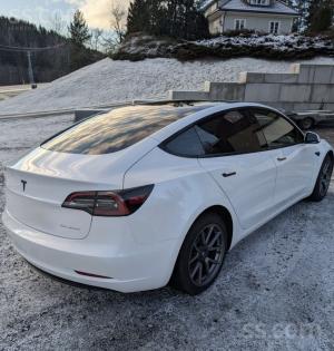 White Tesla Model 3 2022 in Riga, with an engine capacity of 0.00 L and mileage of 213 thousand km for 19777 €, photo 2 on AUTOMOTO.COM.LV