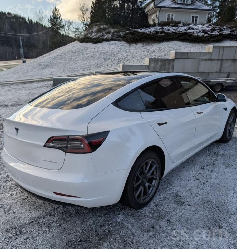 White Tesla Model 3 2022 in Riga, with an engine capacity of 0.00 L and mileage of 213 thousand km for 19777 €, photo 2 on AUTOMOTO.COM.LV