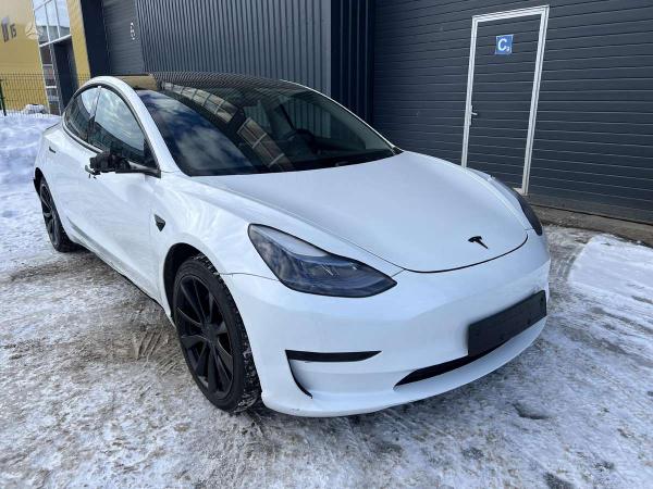 Balts Tesla Model 3 2022 Alīta, ar dzinēja tilpumu 0.00 L un nobraukumu 91 tūkst. km par 12900 €, foto 1 vietnē AUTOMOTO.COM.LV