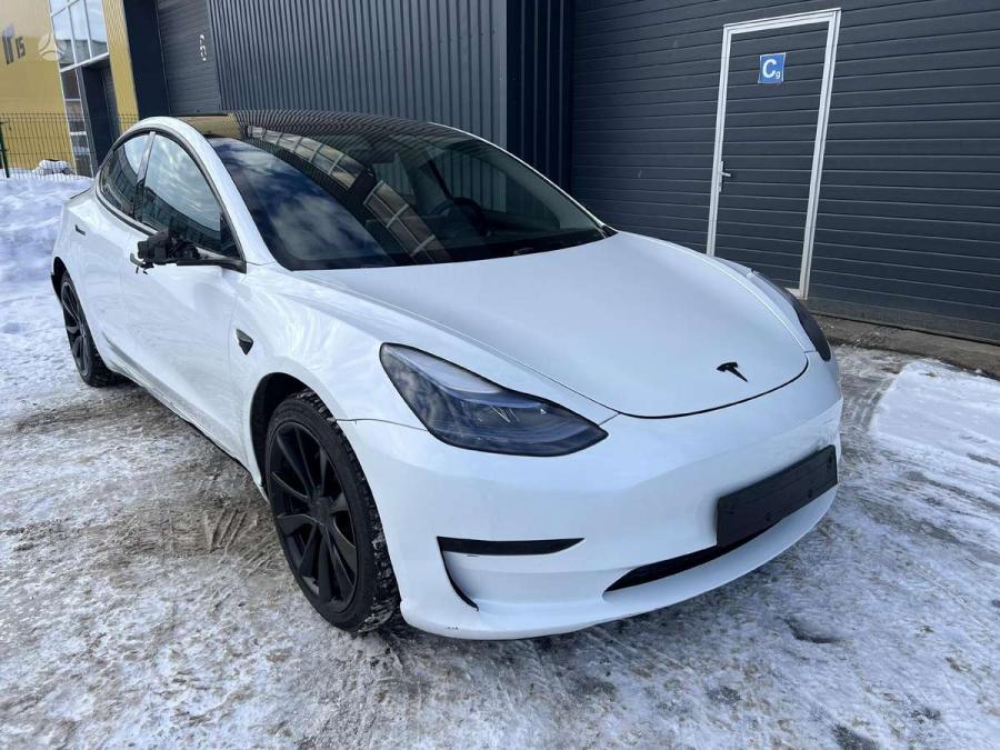 Balts Tesla Model 3 2022 Alīta, ar dzinēja tilpumu 0.00 L un nobraukumu 91 tūkst. km par 12900 €, foto 1 vietnē AUTOMOTO.COM.LV
