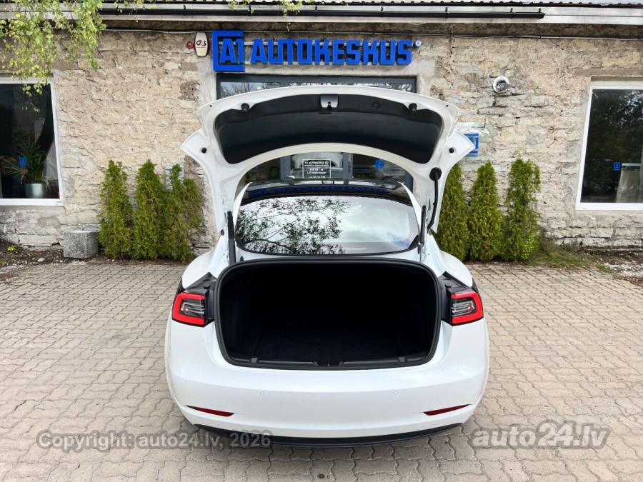 Balts Tesla Model 3 2022 Tallina, ar dzinēja tilpumu 0.00 L un nobraukumu 75 tūkst. km par 30990 €, foto 15 vietnē AUTOMOTO.COM.LV
