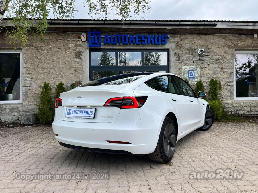 White Tesla Model 3 2022 in Tallinn, with an engine capacity of 0.00 L and mileage of 61 thousand km for 32990 €, photo 3 on AUTOMOTO.COM.LV