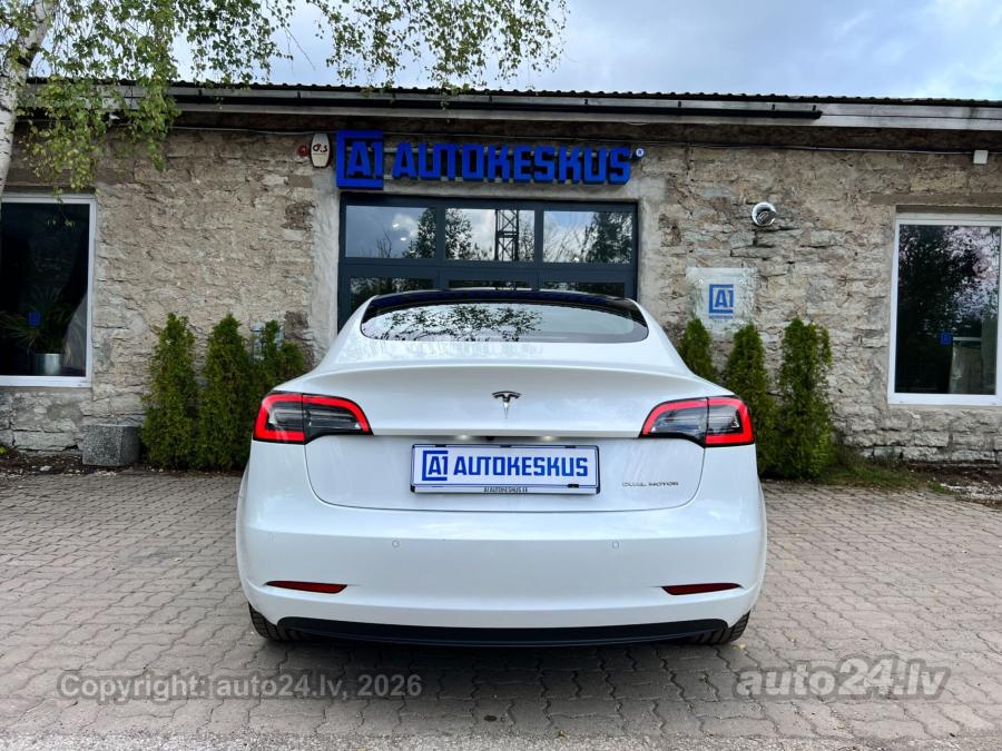 White Tesla Model 3 2022 in Tallinn, with an engine capacity of 0.00 L and mileage of 61 thousand km for 32990 €, photo 12 on AUTOMOTO.COM.LV