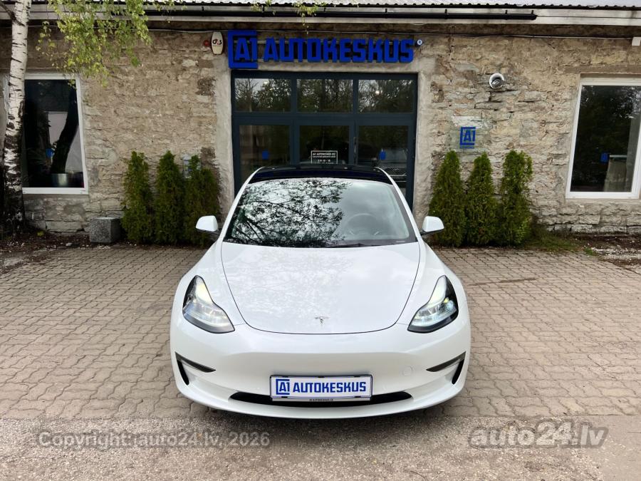 White Tesla Model 3 2022 in Tallinn, with an engine capacity of 0.00 L and mileage of 61 thousand km for 32990 €, photo 18 on AUTOMOTO.COM.LV